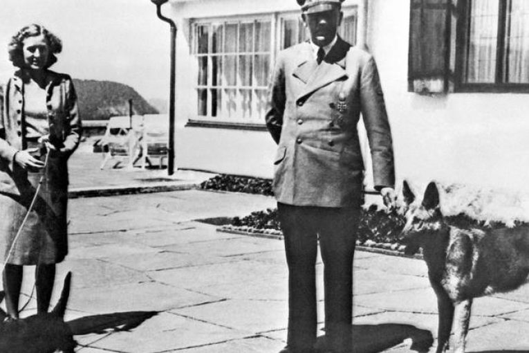 Sekretet e zbuluara së fundmi në “Shpellën e Ujkut” të Hitlerit ...