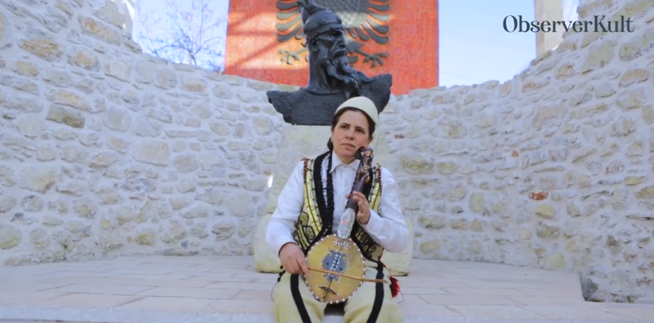Tinguj folklorik: Lumturije Nonaj, lahutare shqiptare (Video ...