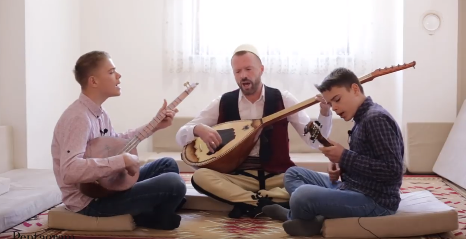 Tinguj folklorik: Intervistë me rapsodin Jeton Fetiu (Video) - ObserverKult