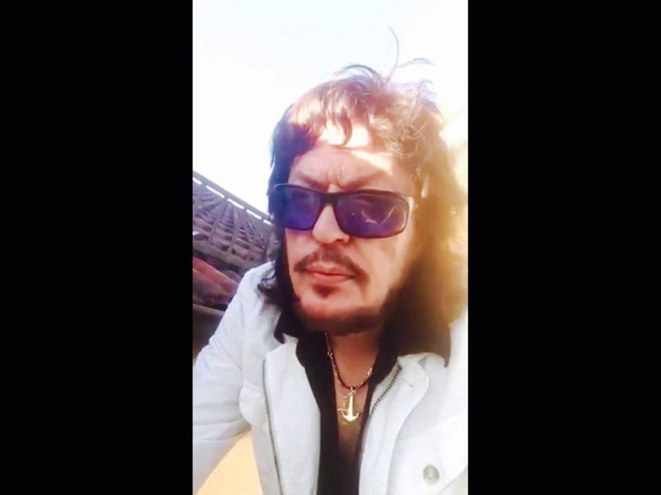 Gjashtë vjet pa aktorin e njohur Bujar Lako, Leka Sefla lexon poezinë e ...