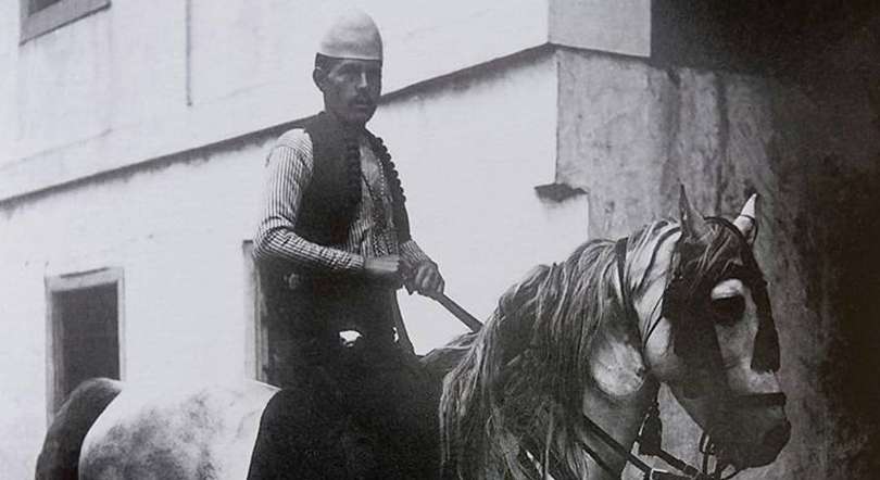 Heronjtë e harruar: Si e shpëtuan llapjanët Azem Bejtën? - ObserverKult