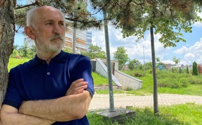 Agim Vinca: Dita e poezisë dhe arti i dhimbjes universale - ObserverKult
