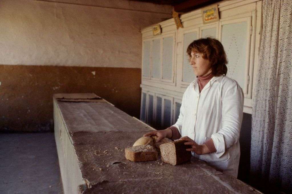 Fotografi që të rrëqethin: Mjerimi në Shqipërinë e vitit 1990 ...