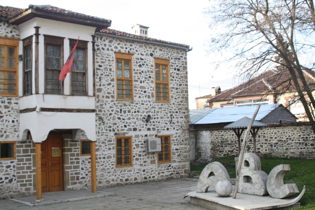 7 Marsi, Dita e mësuesit, kujtohen sakrificat për zhvillimin e arsimit ...
