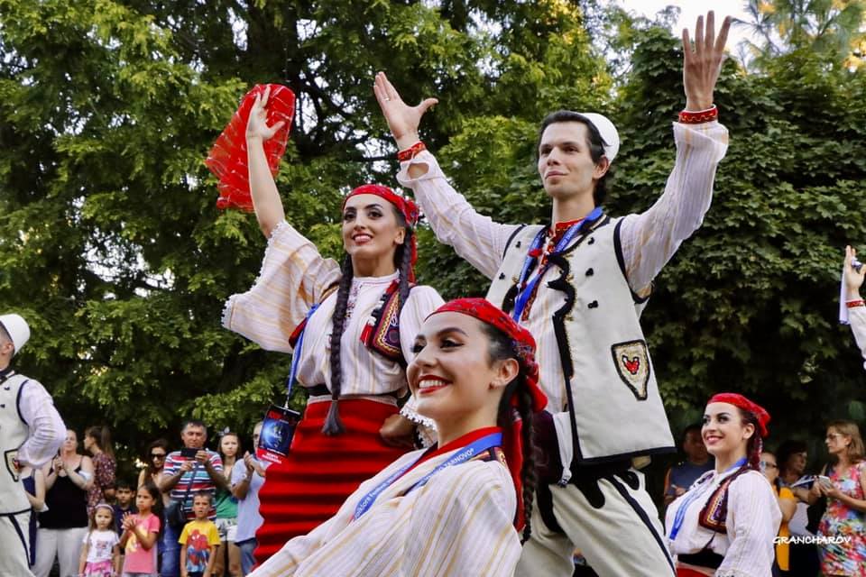 Ansambli Nacional i këngëve e valleve popullore shqiptare merr çmimin e ...