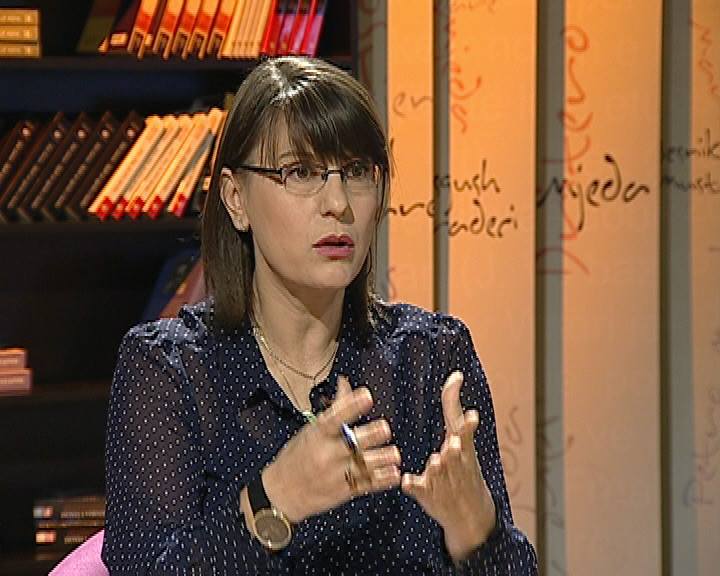 Gazetarja Arta Marku “i përvishet” Frrok Çupit: Ignorantia non est ...