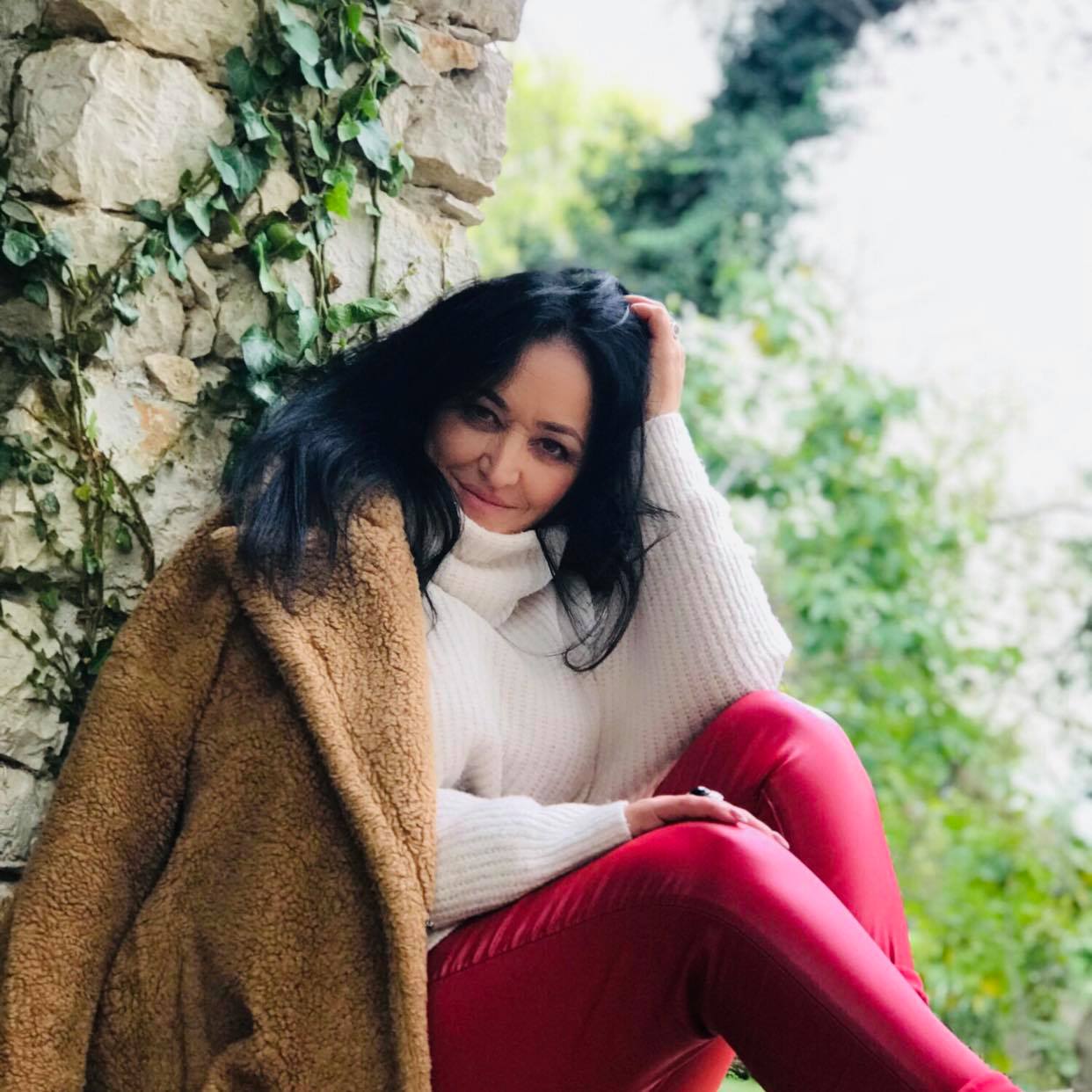 Bruna Gjoni Përvathi: T'lazdruem prej dashnie - ObserverKult