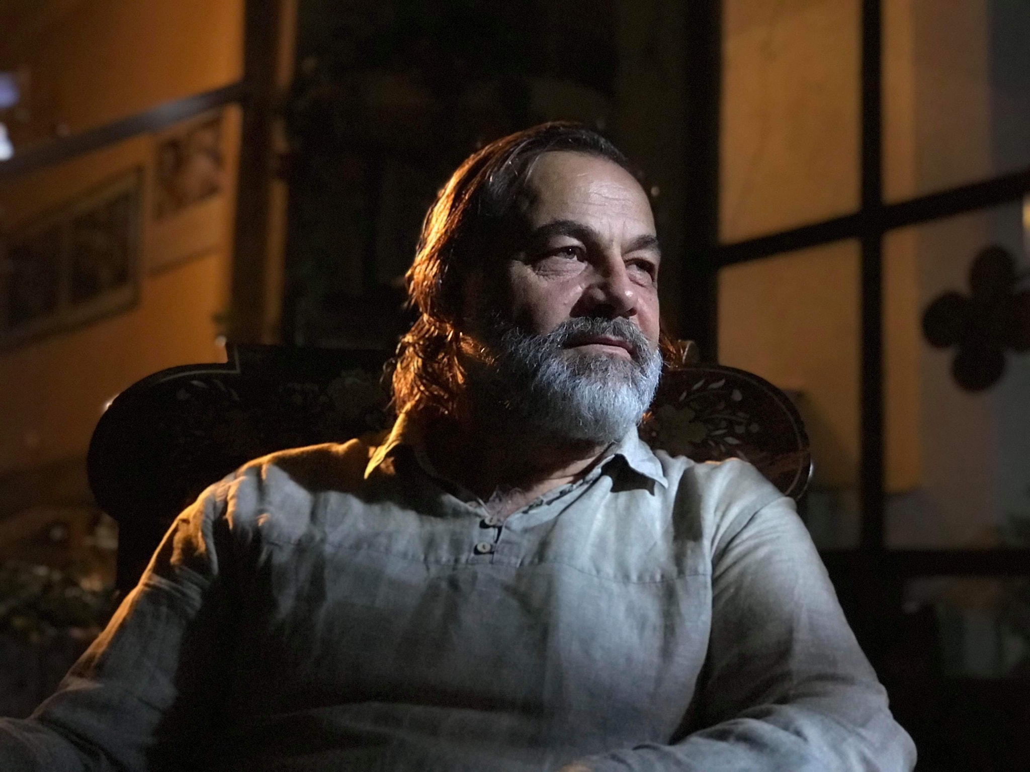 "Poeti", Avni Dalipi lexon poezinë e Xhevdet Bajrajt - ObserverKult