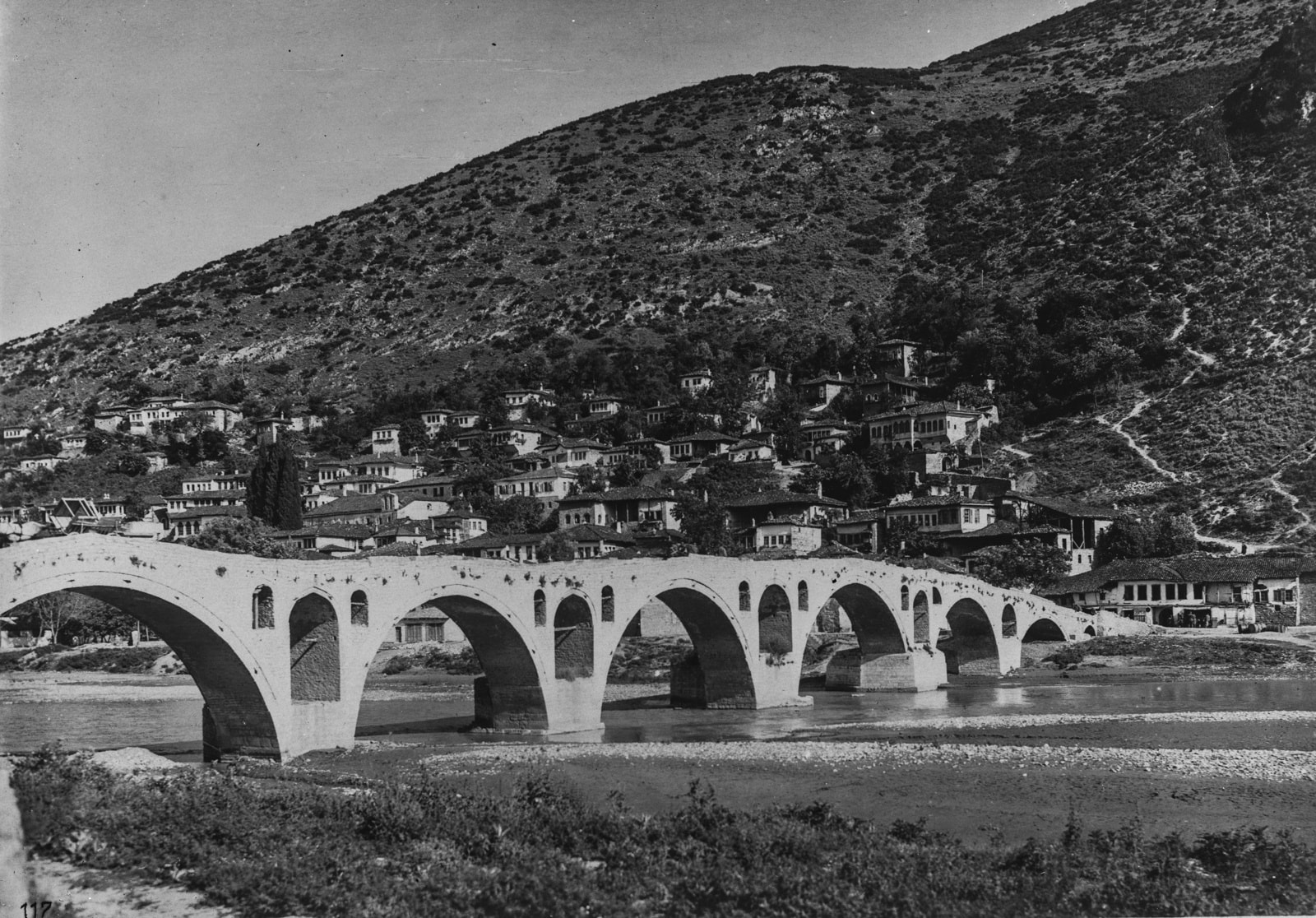 Fotografi që "të rrëqethin", ja si dukej Berati para një shekulli ...