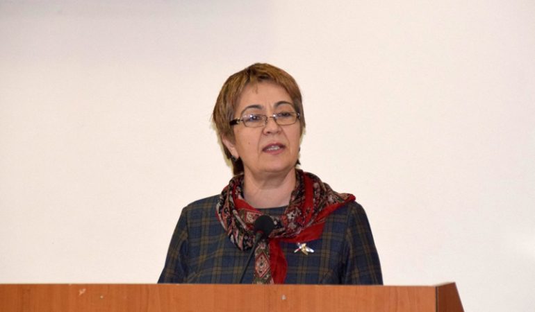 Vuante nga një sëmundje e rëndë, ndahet nga jeta pedagogia e njohur dhe ...