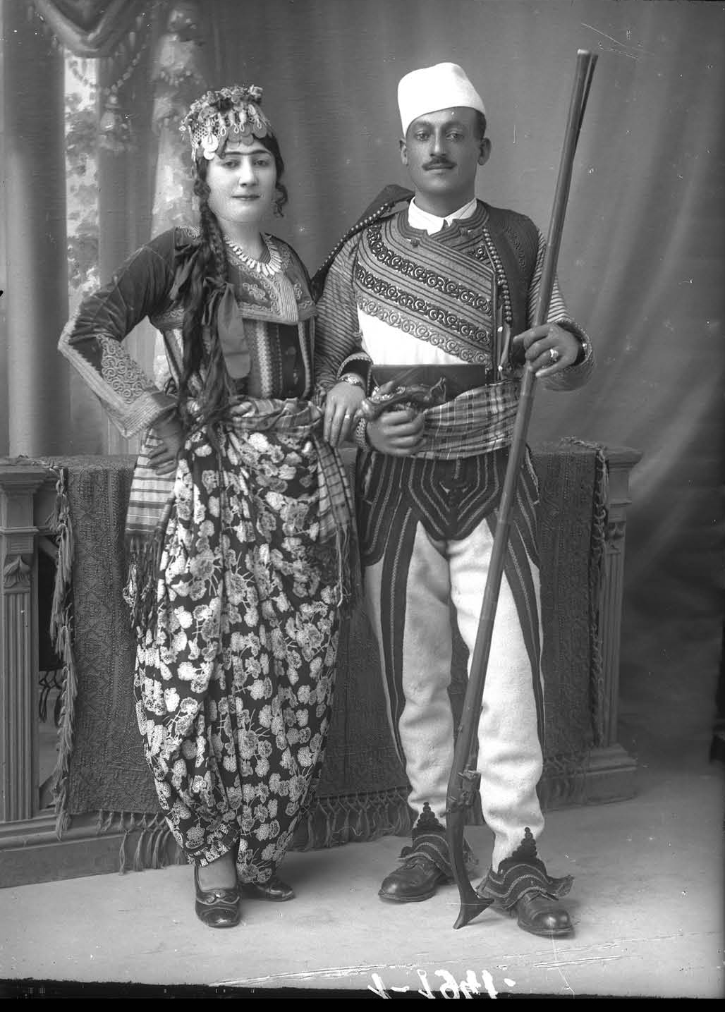 Një ekspozitë e fotografive të çifteve, nga Dinastia Marubi - ObserverKult