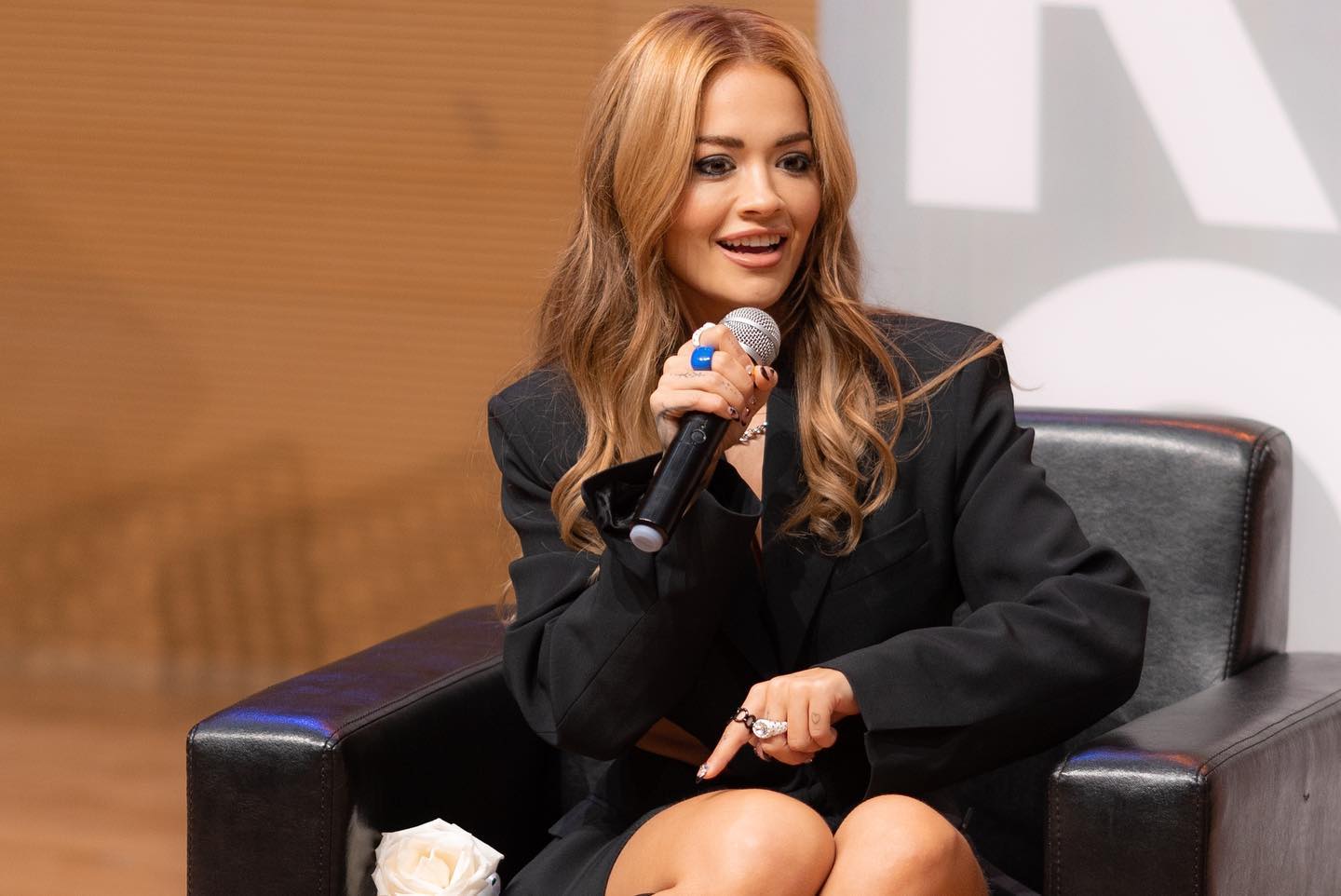 Rita Ora, mbesa e regjisorit Besim Sahatçiu, promovon kinematografinë ...