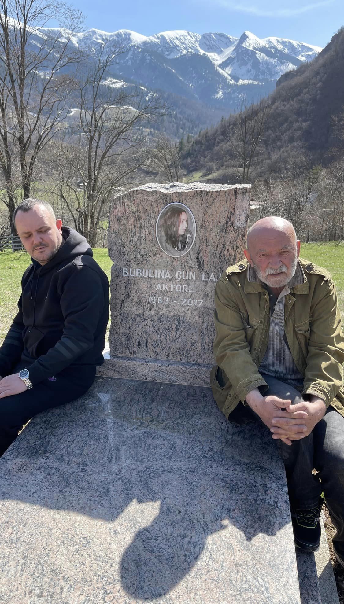 Shkrim prekës i Çun Lajçit për vajzën e ndjerë: Sot 5 vjet je shtri n ...