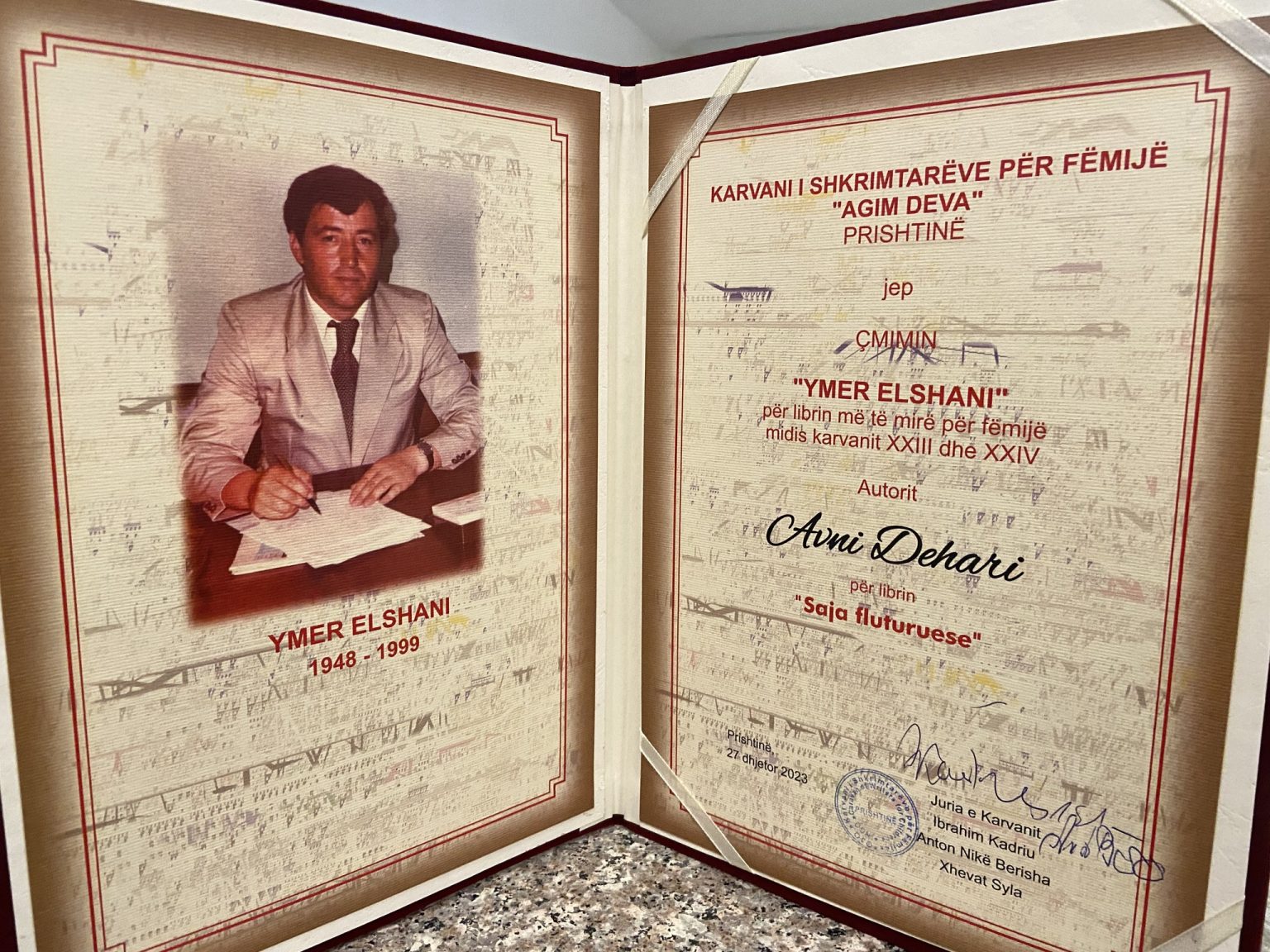 "Saja fluturuese" e Avni Deharit fiton çmimin "Ymer Elshani" - ObserverKult