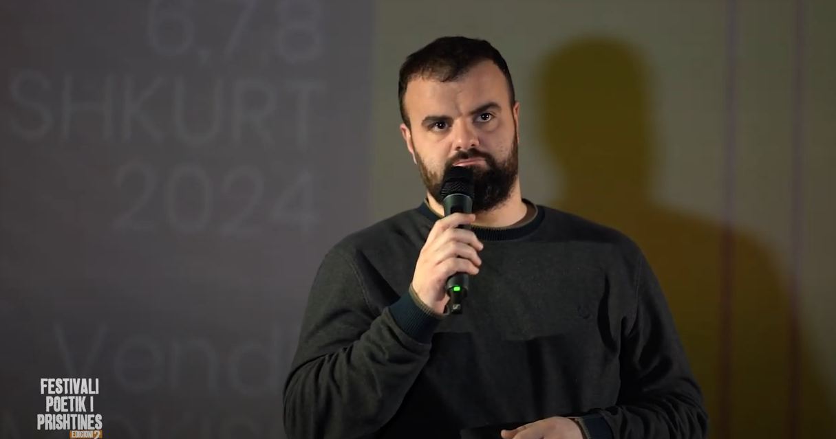 (Video) I biri, Dardan A. Gashi flet në Homazhin poetik kushtuar Adem ...