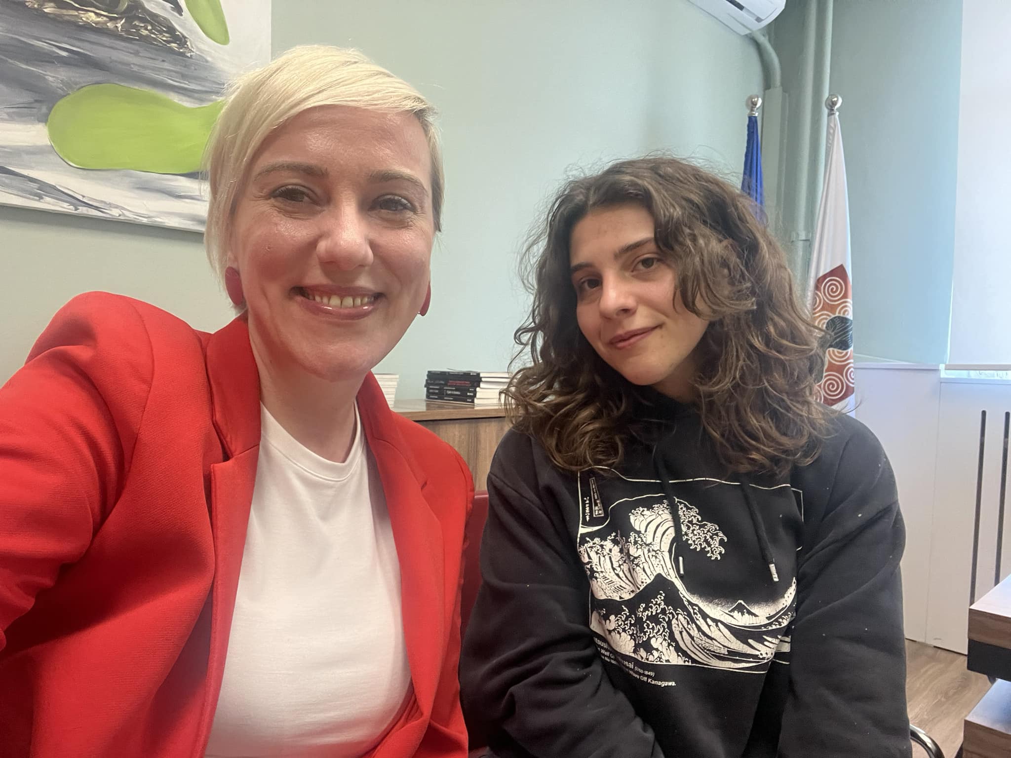 Sibel Halimi priti në takim Eliza Shalën, krijuesen e skulpturës së ...