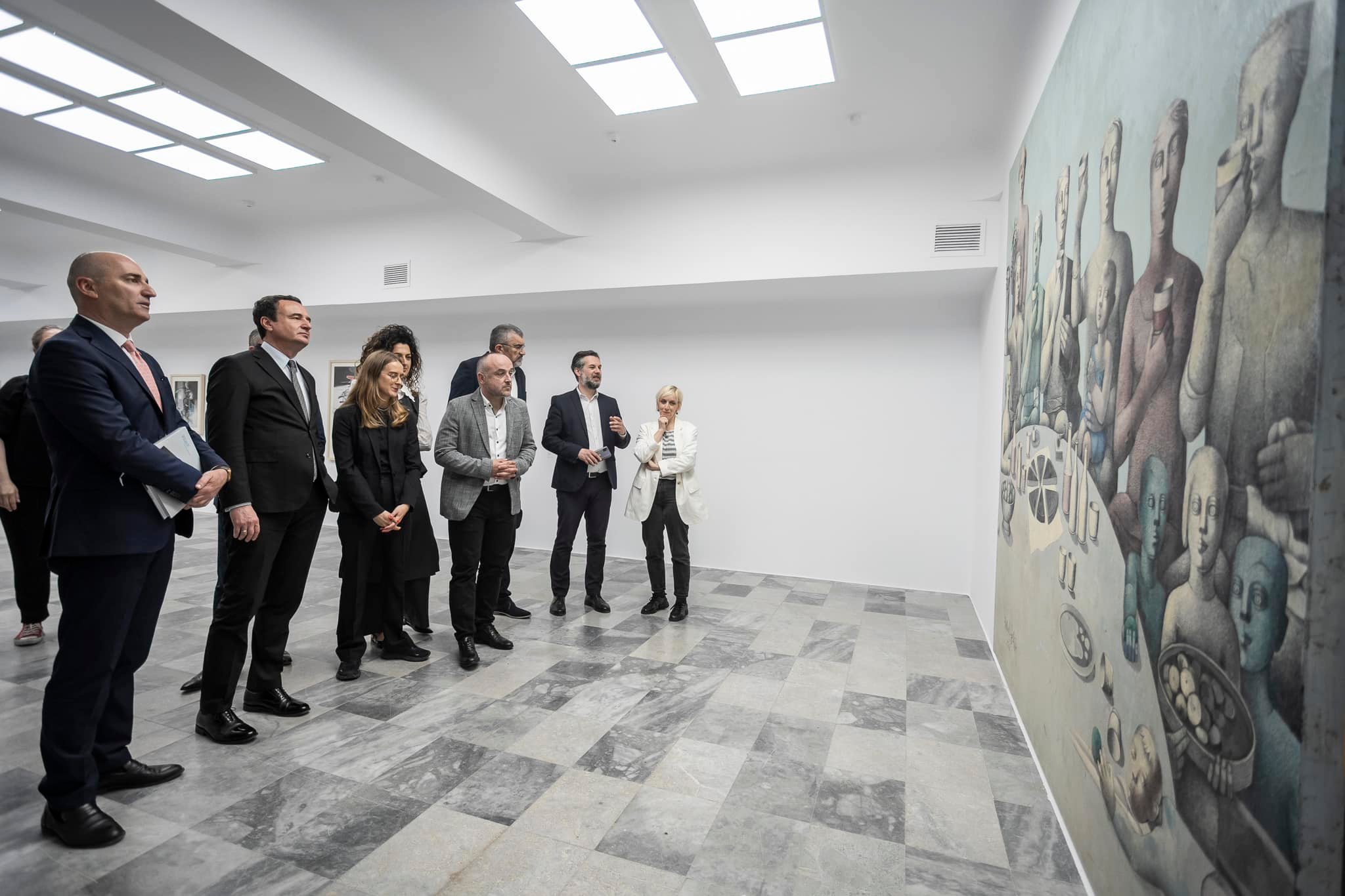 Albin Kurti, Hajrulla Çeku e Bernard Çobaj vizitojnë ekspozitën e ...