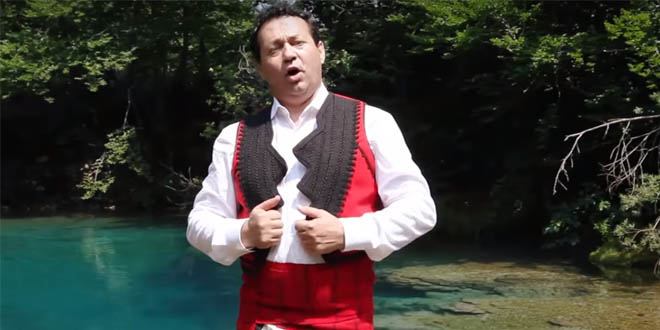 "Shqipëri o nana ime", kënga e mirënjohur e interpretuar nga Gëzim Nika ...