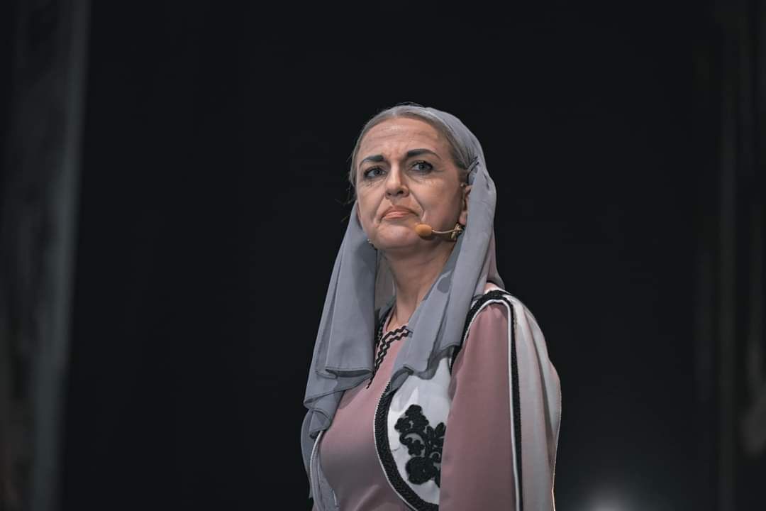 Besiana Mehmedi në rolin e nënës në operën“Goca e Kaçanikut”, ngjitet ...