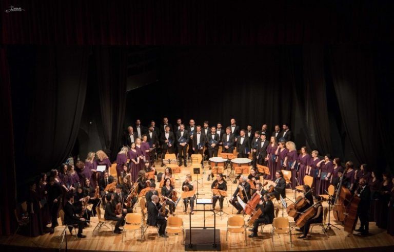 Orkestra e Filarmonisë do të sjellë vepra nga kompozitori Glass ...
