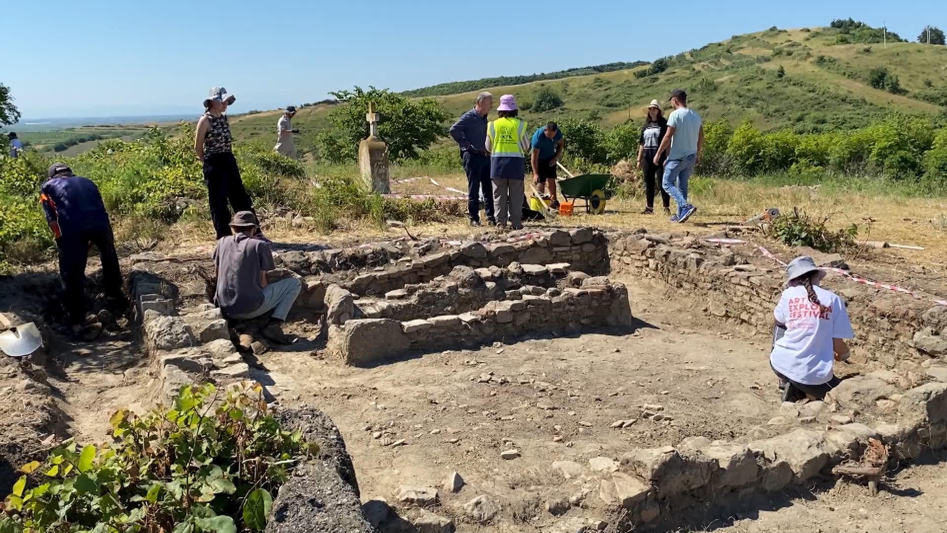 Një varr, monedha dhe mure antike, çfarë fshihet në zonën e "Shën ...