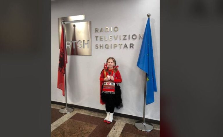 Noar Bruci, vogëlushja që po shkëlqen në kostumografi, skenografi ...