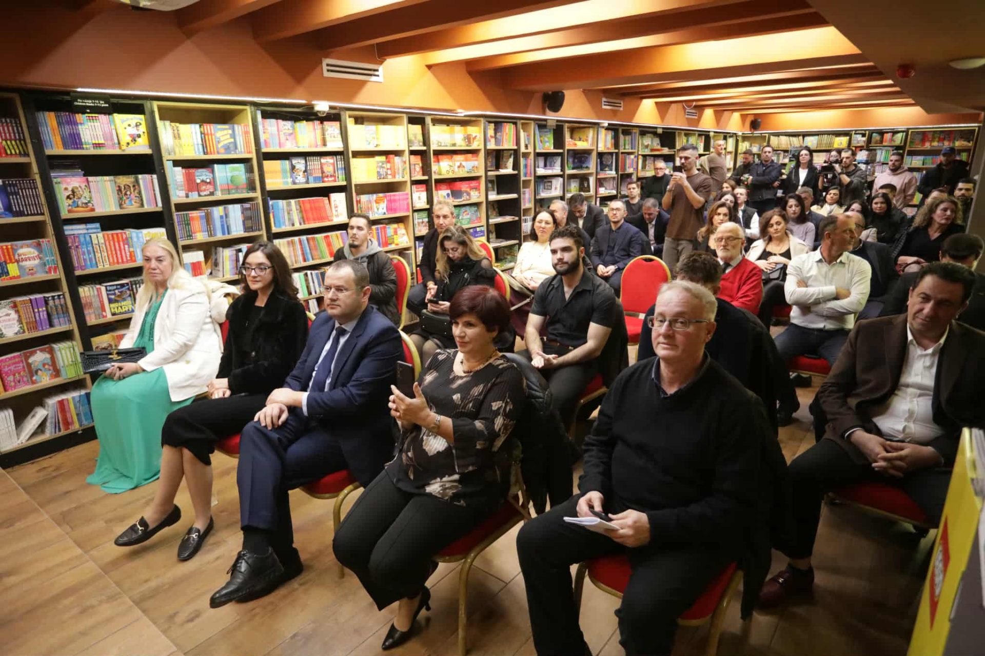 U promovua libri “Tjetërsimi" i autorit Emanuel Bajra - ObserverKult