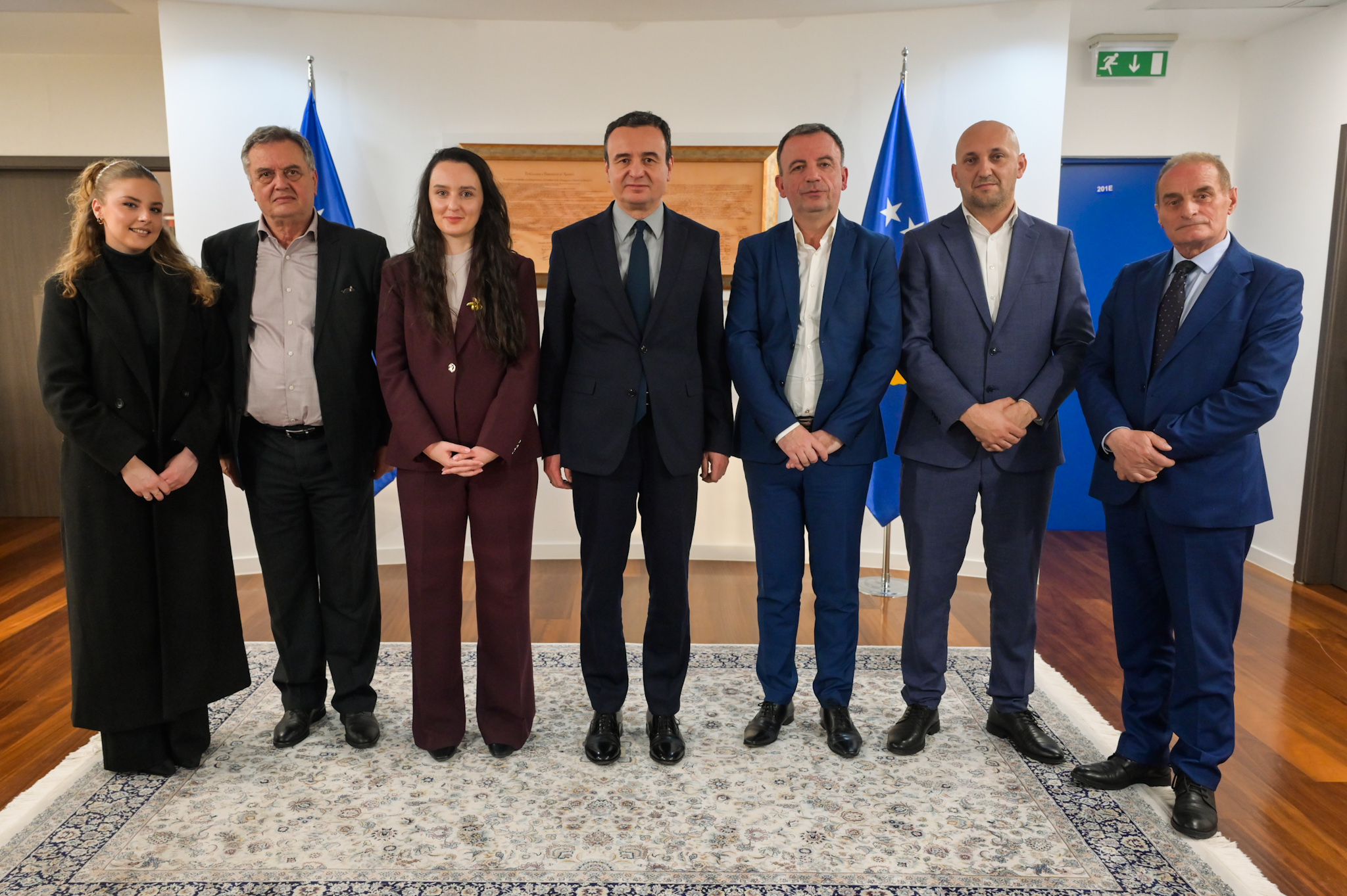 Kryeministri Kurti priti shkrimtarët shqiptarë nga Mali i Zi ...